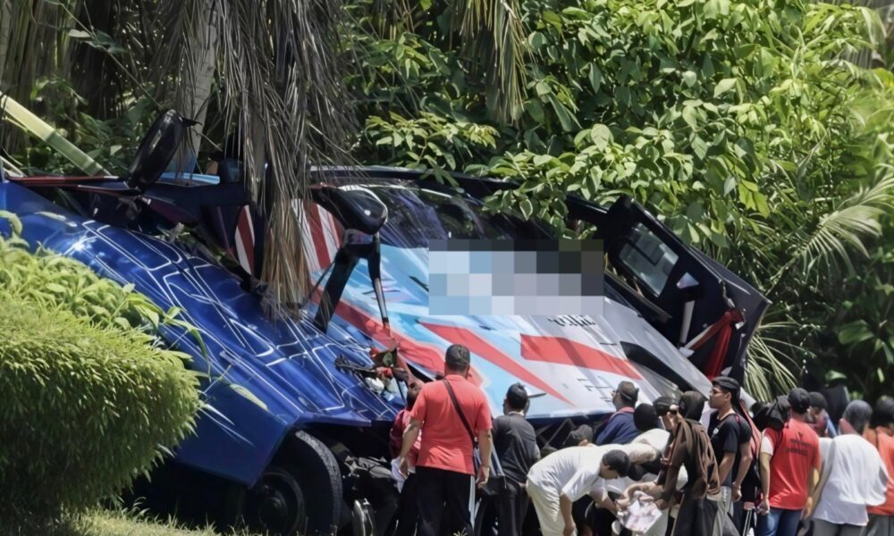 Bas Ekspres Terbalik Bawa 39 Penumpang, Detik Cemas Tengah Hari